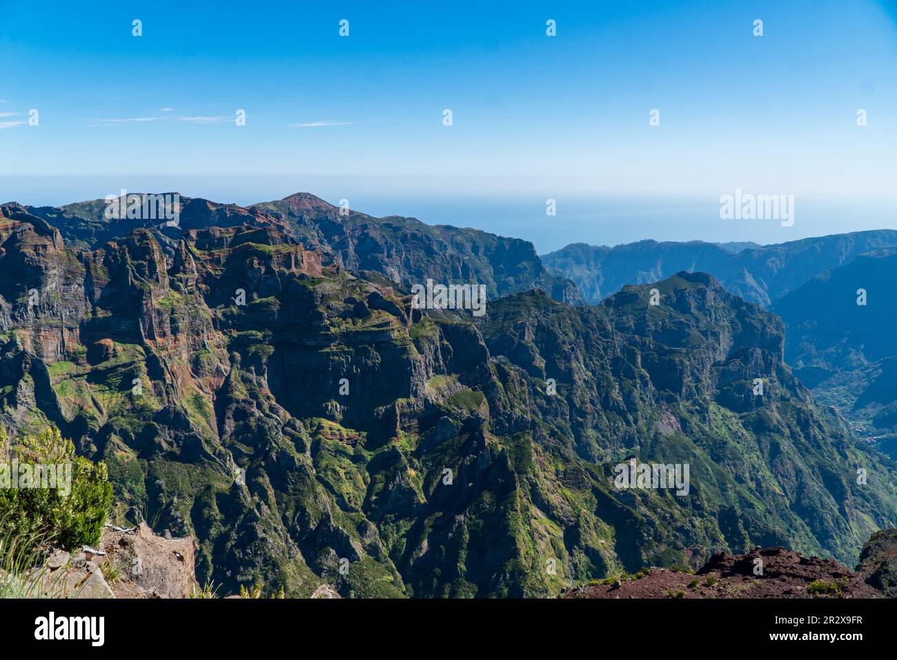 Beautiful hiking trail from Pico do Arieiro to Pico Ruivo, Madeira ...