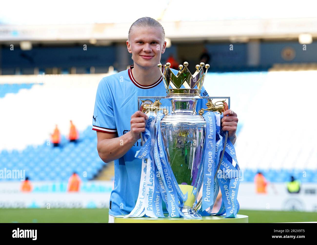 Erling haaland premier league trophy hi-res stock photography and ...