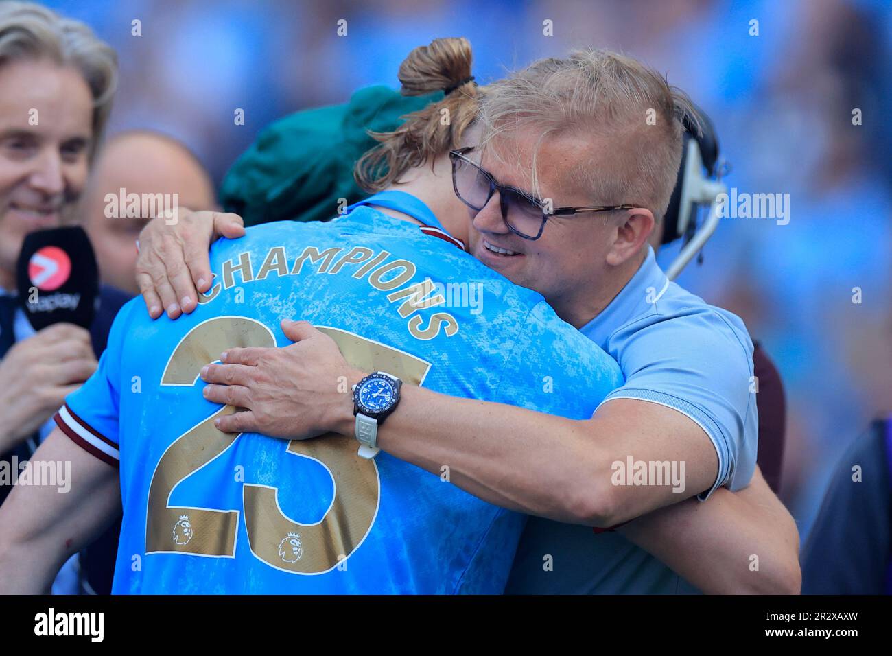 Erling Haaland #9 of Manchester City embraces is father Alf Inge ...