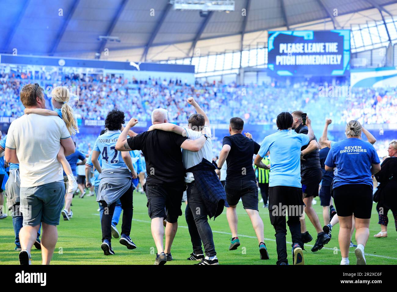 Fans invading pitch hi-res stock photography and images - Alamy