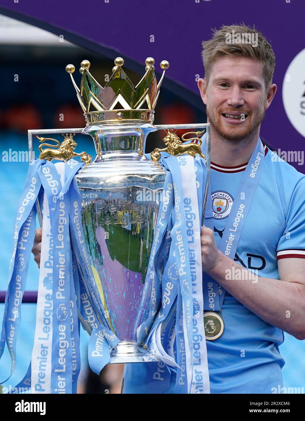 Kevin de bruyne premier league trophy hi-res stock photography and ...
