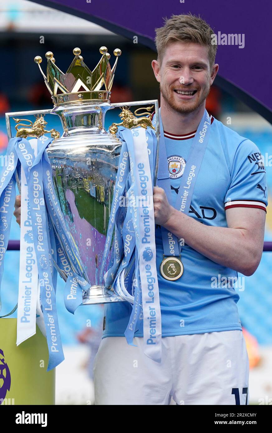 Kevin de bruyne premier league trophy hi-res stock photography and ...