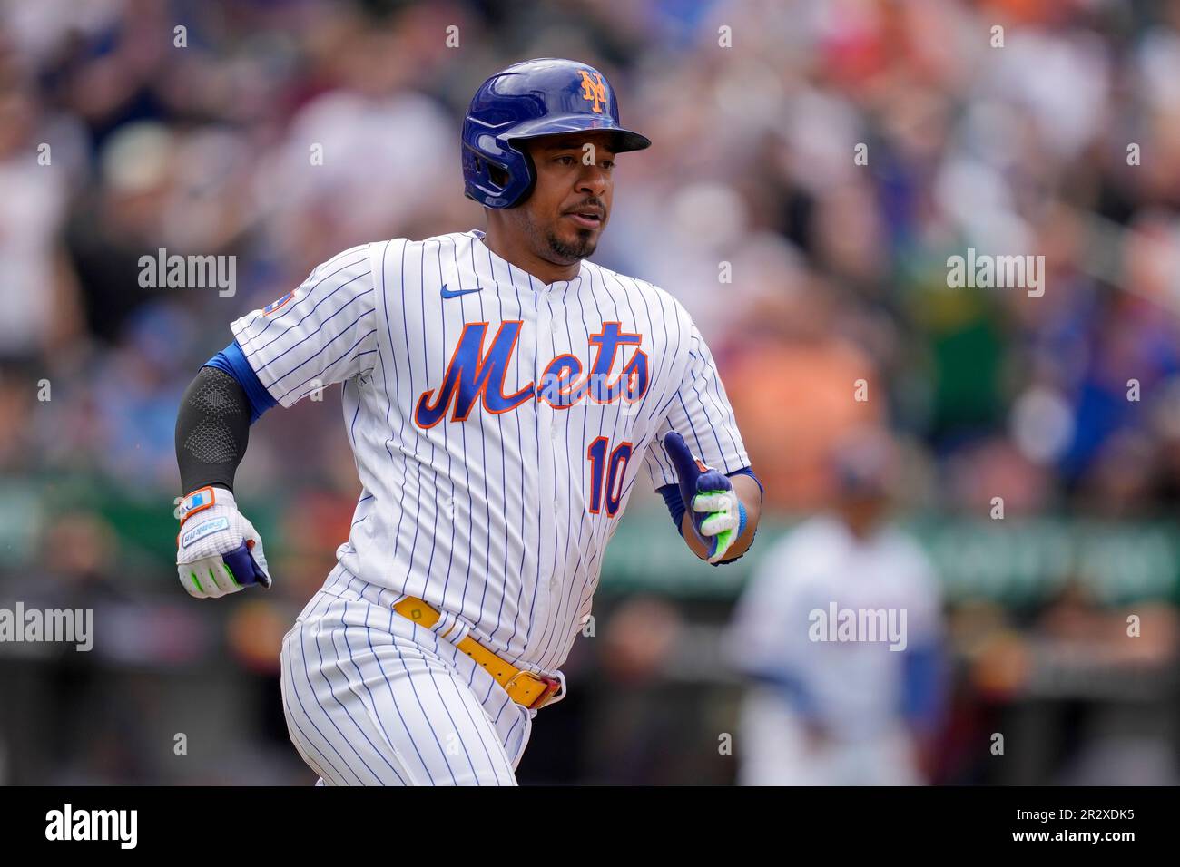 New York Mets' Eduardo Escobar runs to first after hitting an RBI ...