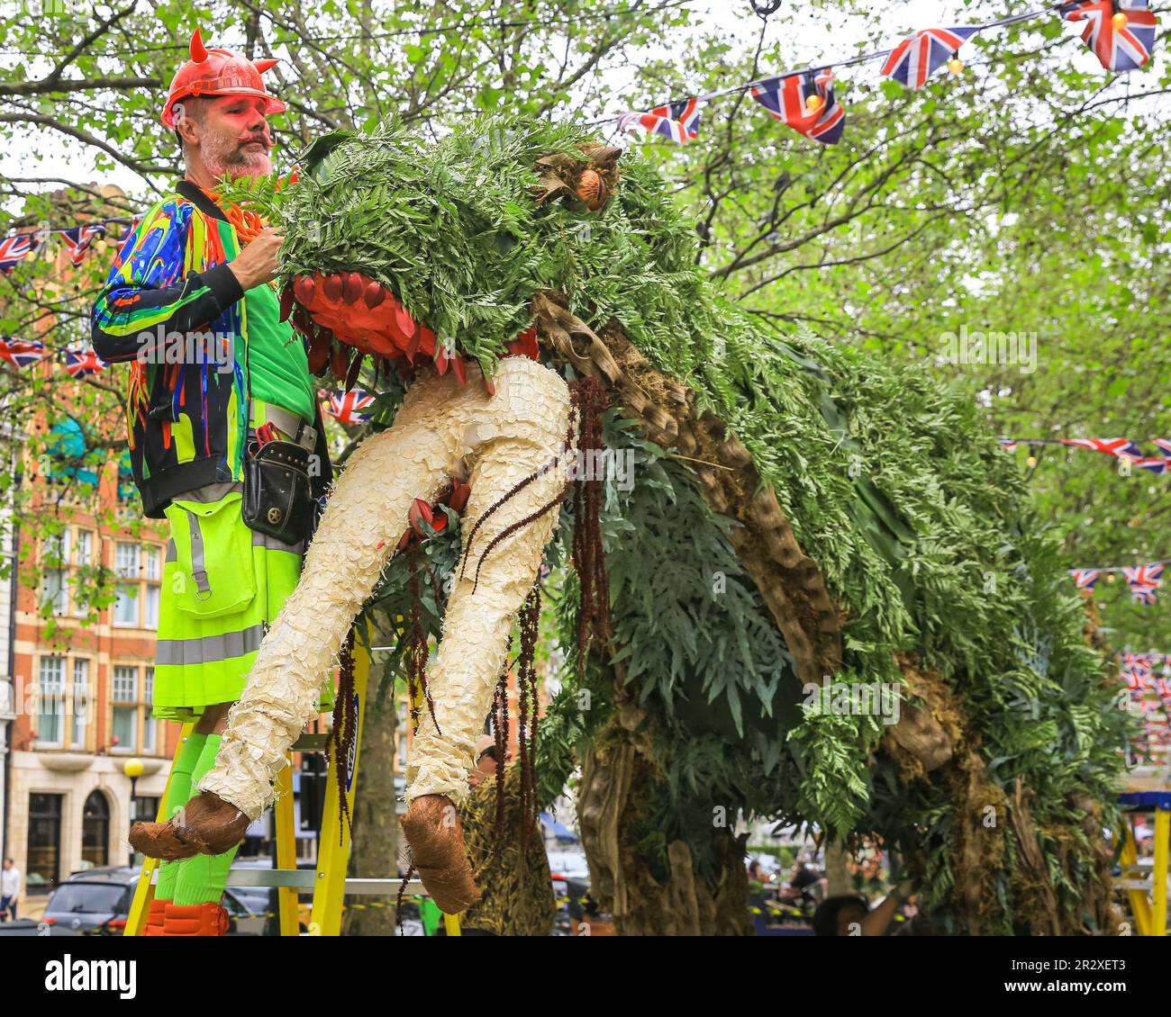 London, UK, 21st May 2023. Dutch master florist Henck Röling, in one of ...