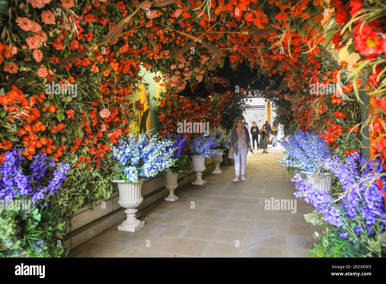 London, UK, 21st May 2023. The floral tunnel at the entrance to Duke of ...