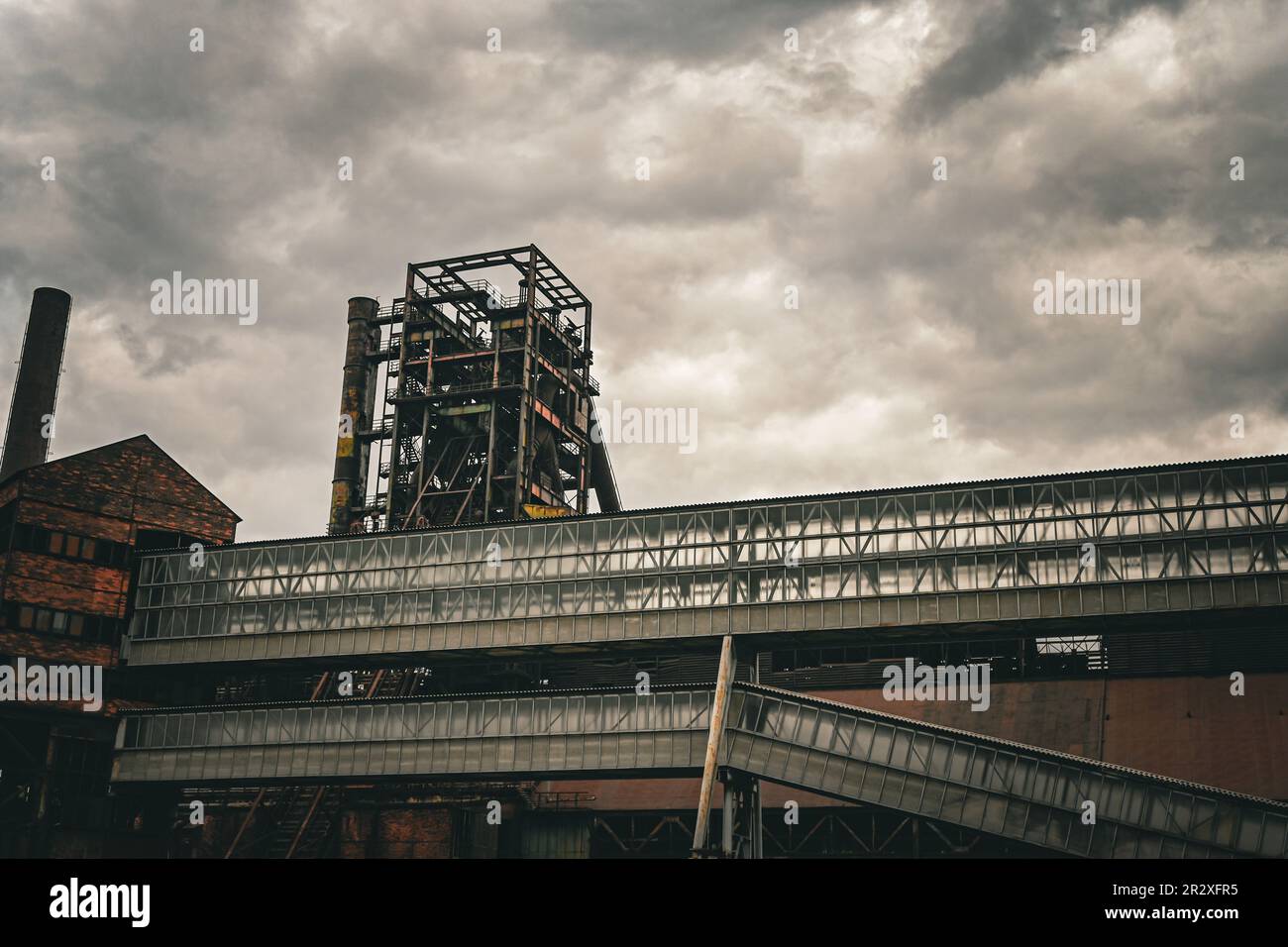 Old mine machinery and buildings hi-res stock photography and images ...
