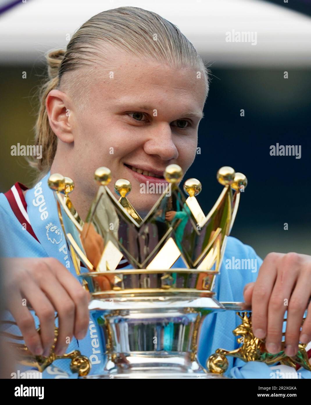Erling haaland premier league trophy hi-res stock photography and ...