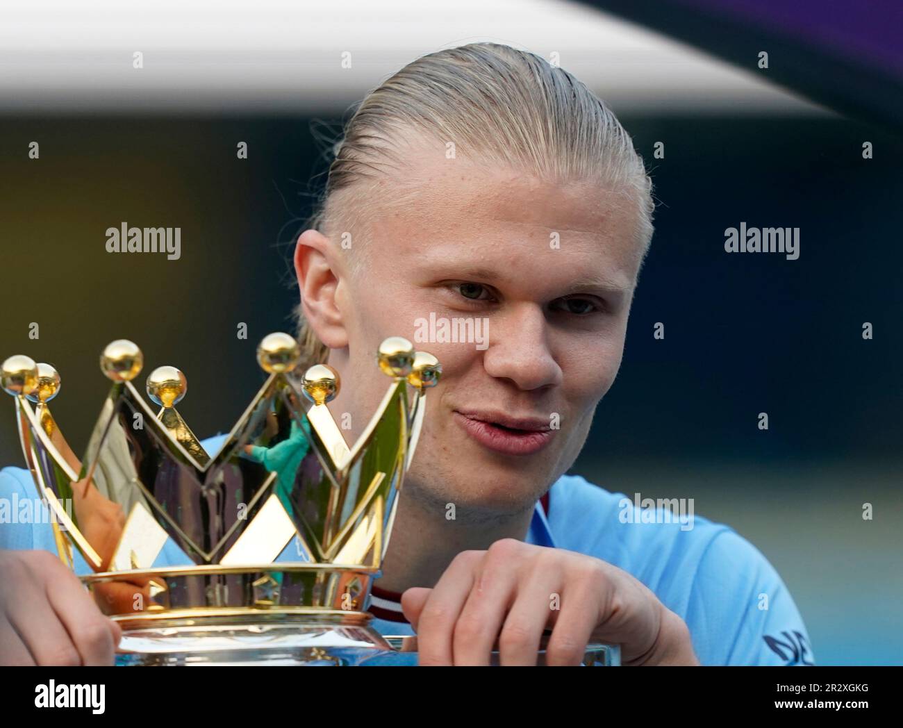 Erling haaland premier league trophy hi-res stock photography and ...