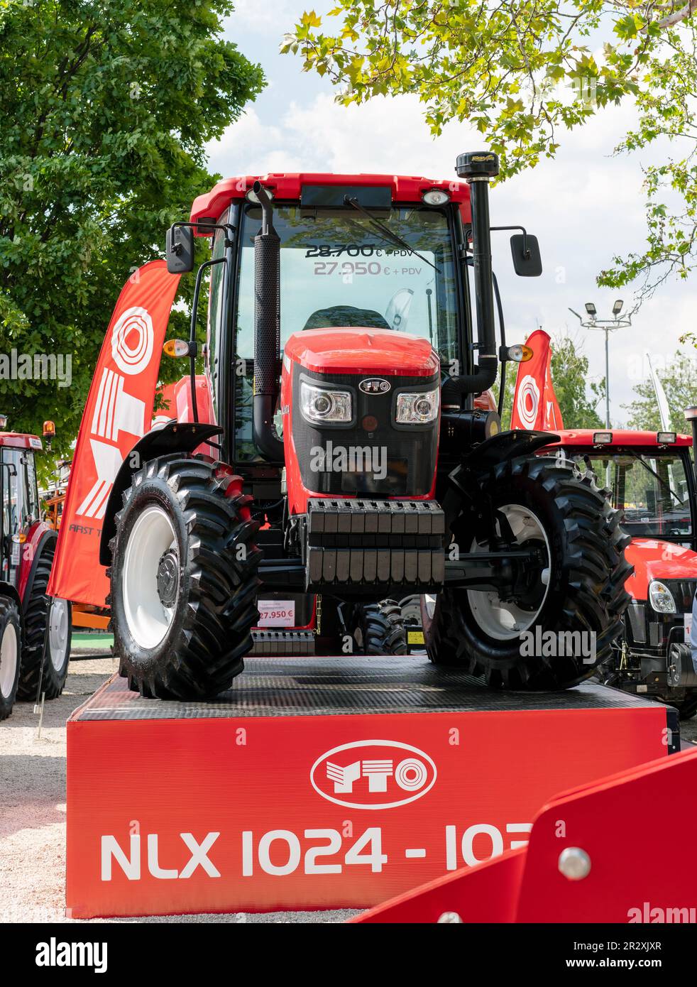Yto tractor hi-res stock photography and images - Alamy