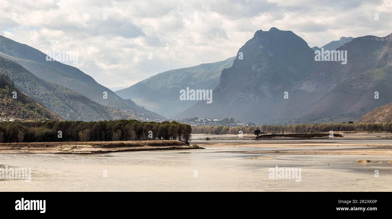 First bend of yangtze river hi-res stock photography and images - Alamy