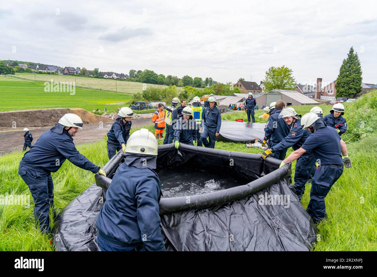 Forest fire fighting exercise of the Essen fire brigade, water supply ...