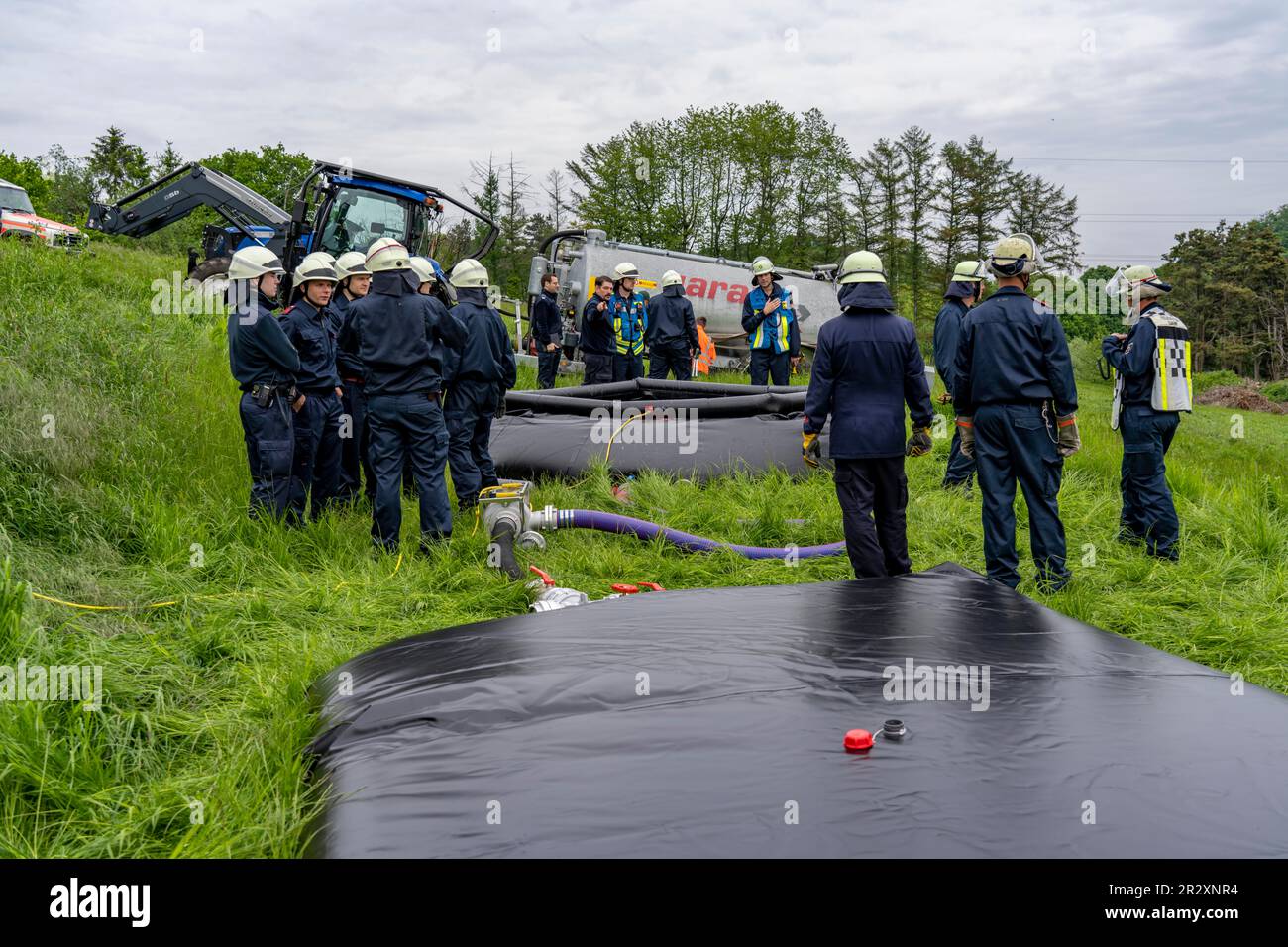 Forest fire fighting exercise of the Essen fire brigade, water supply ...