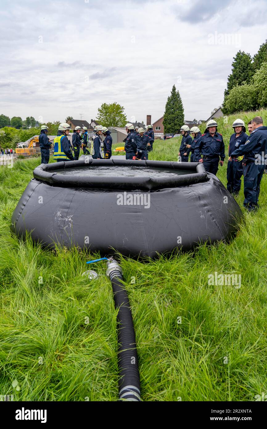 Forest fire fighting exercise of the Essen fire brigade, water supply ...