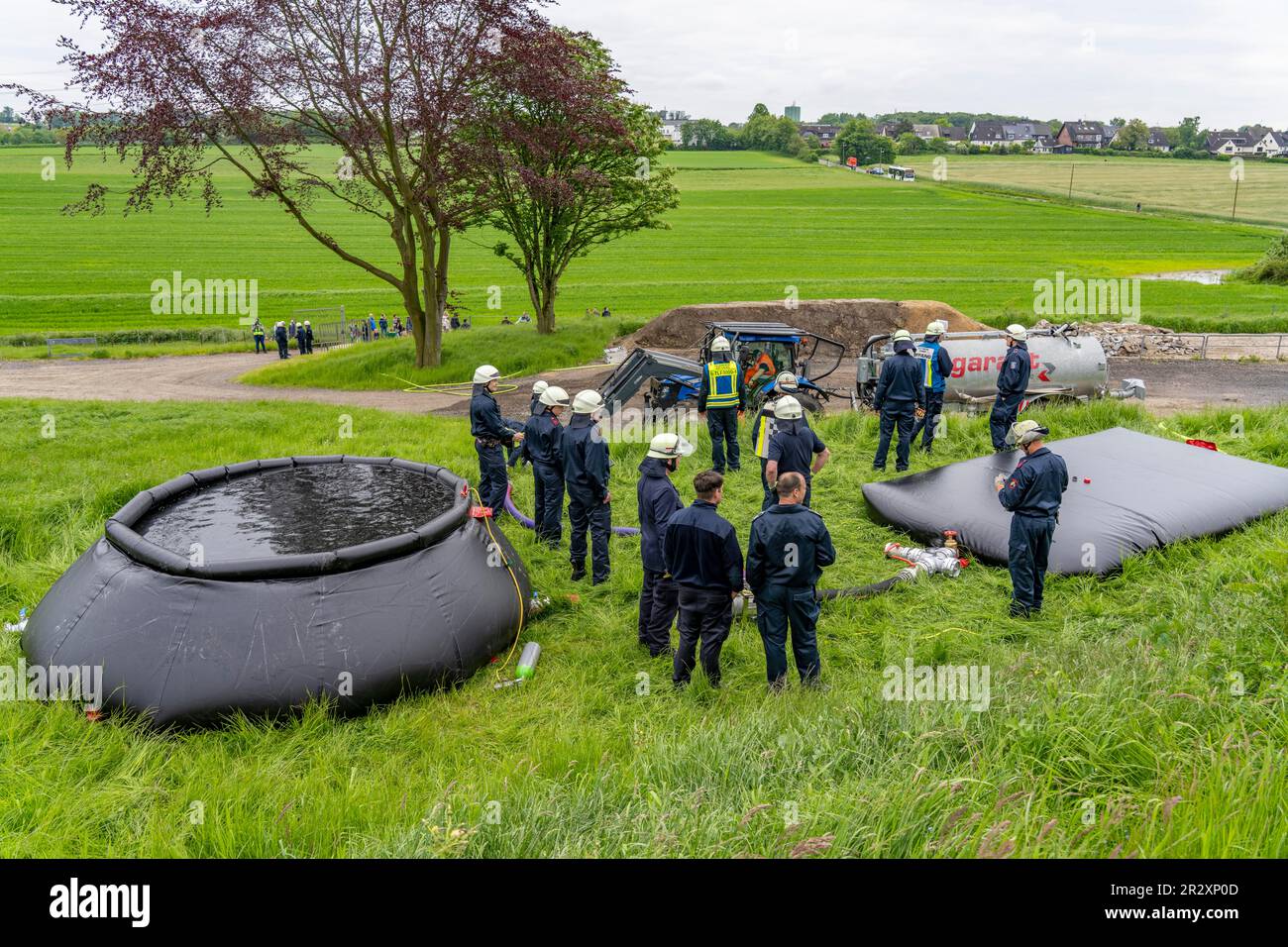 Forest fire fighting exercise of the Essen fire brigade, water supply ...