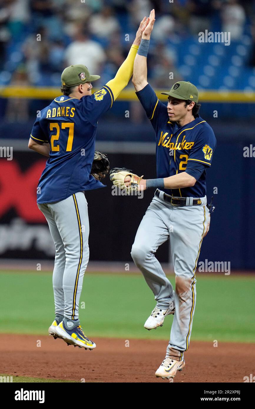 Milwaukee Brewers shortstop Willy Adames (27) and left fielder ...