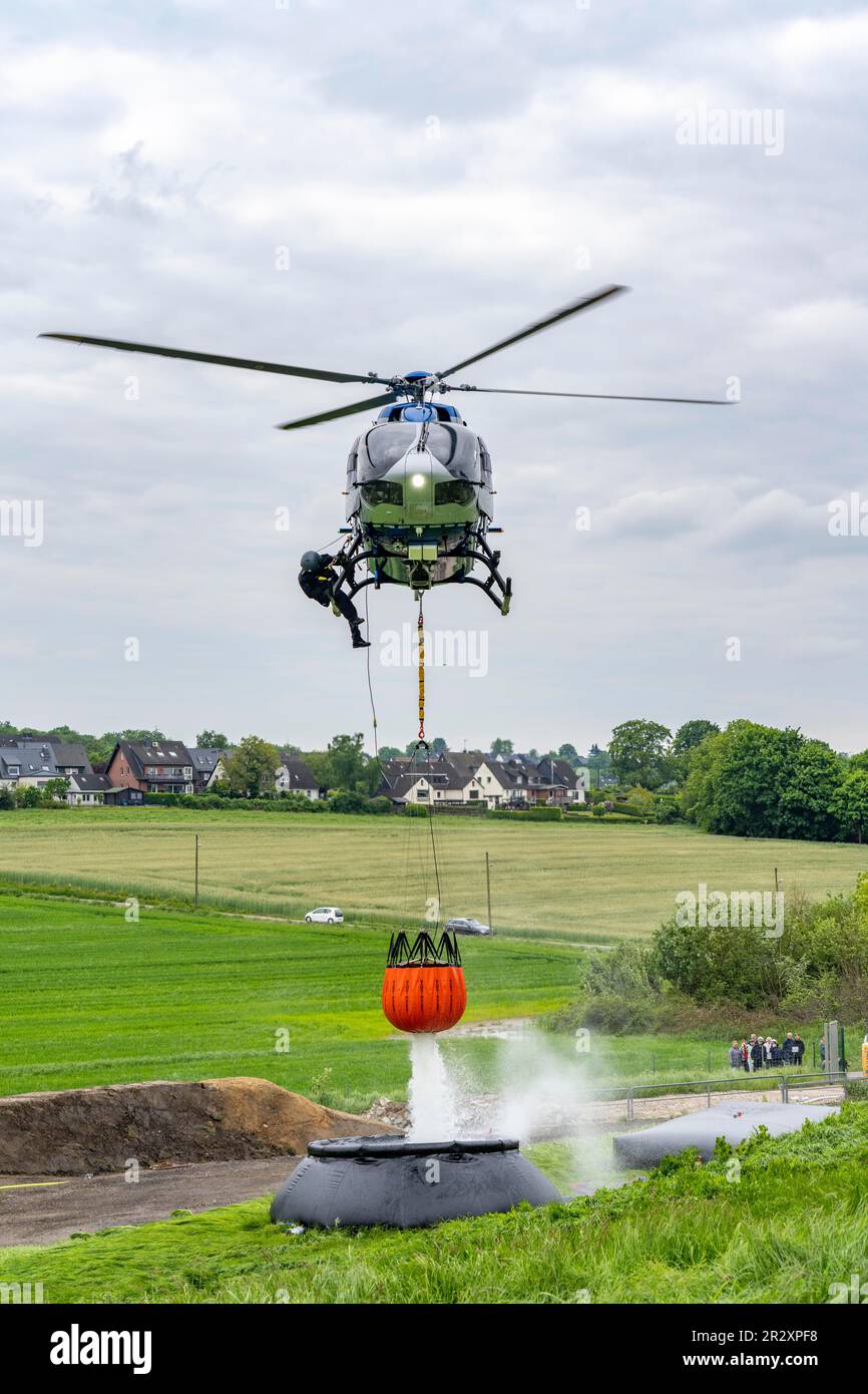 Forest fire fighting exercise of the Essen fire brigade, water supply ...