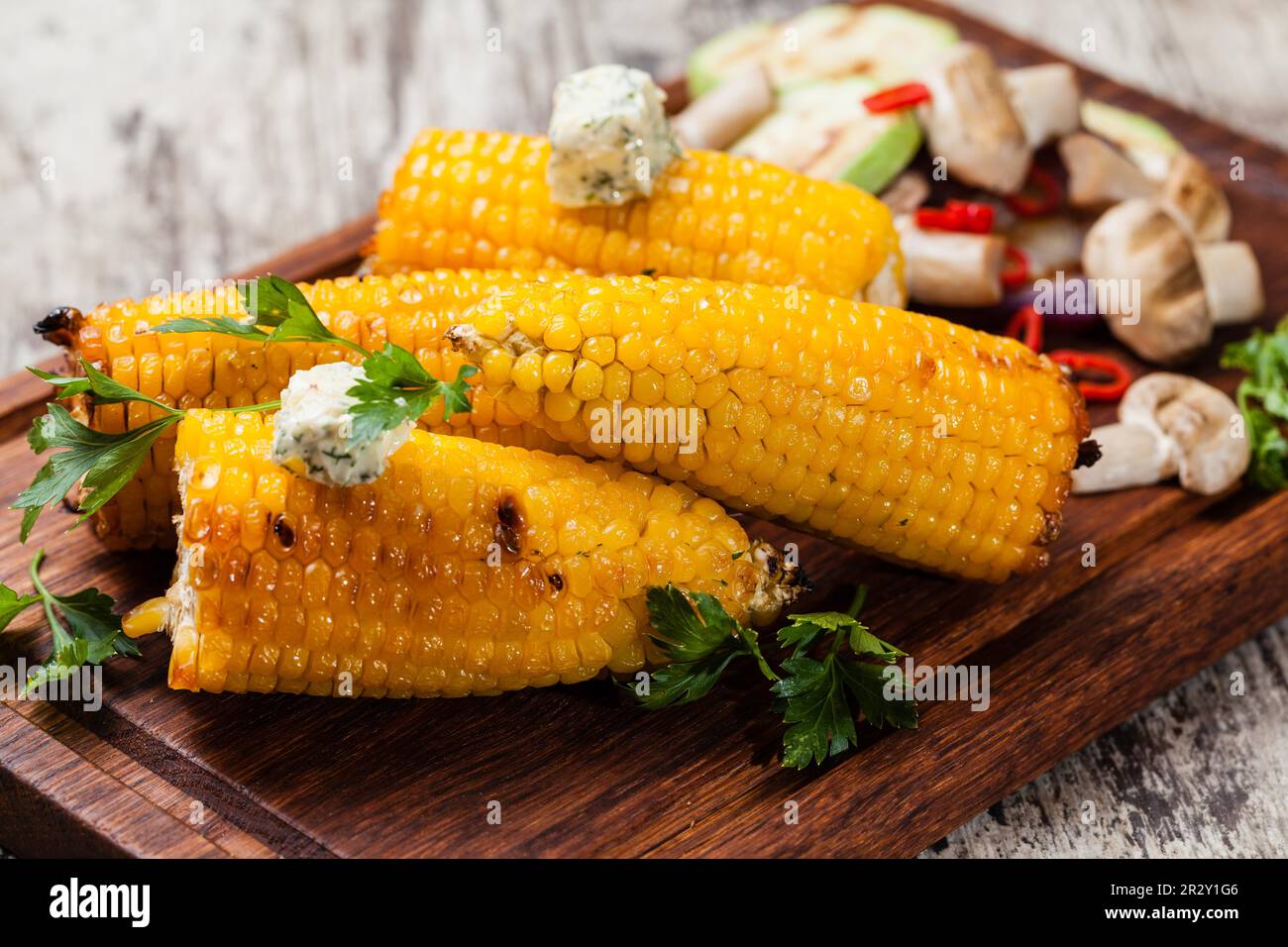 Corn cobs on wooden hi-res stock photography and images - Alamy