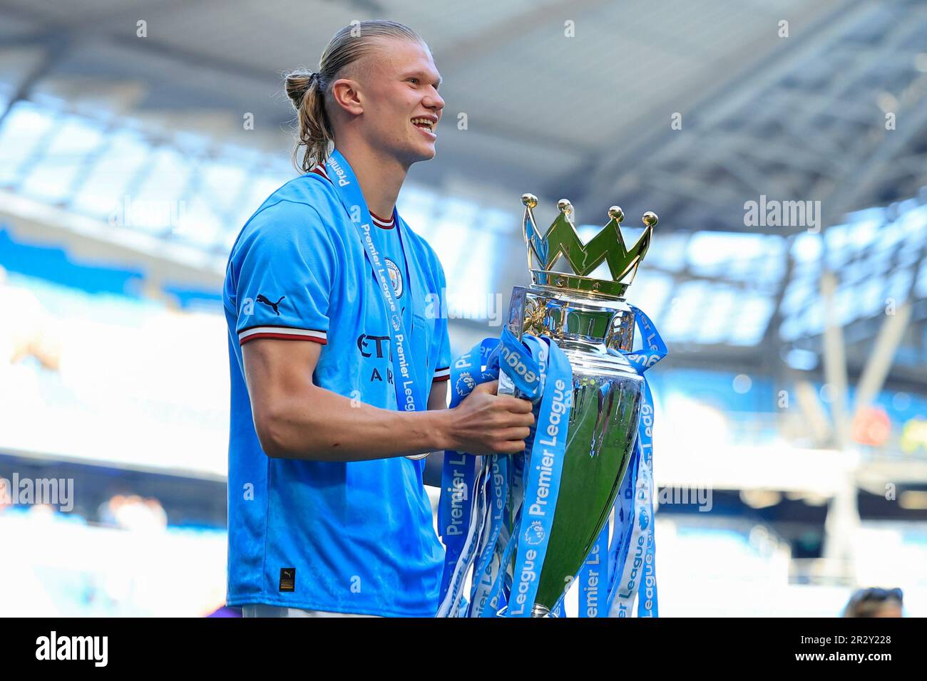 Erling haaland premier league trophy hi-res stock photography and ...