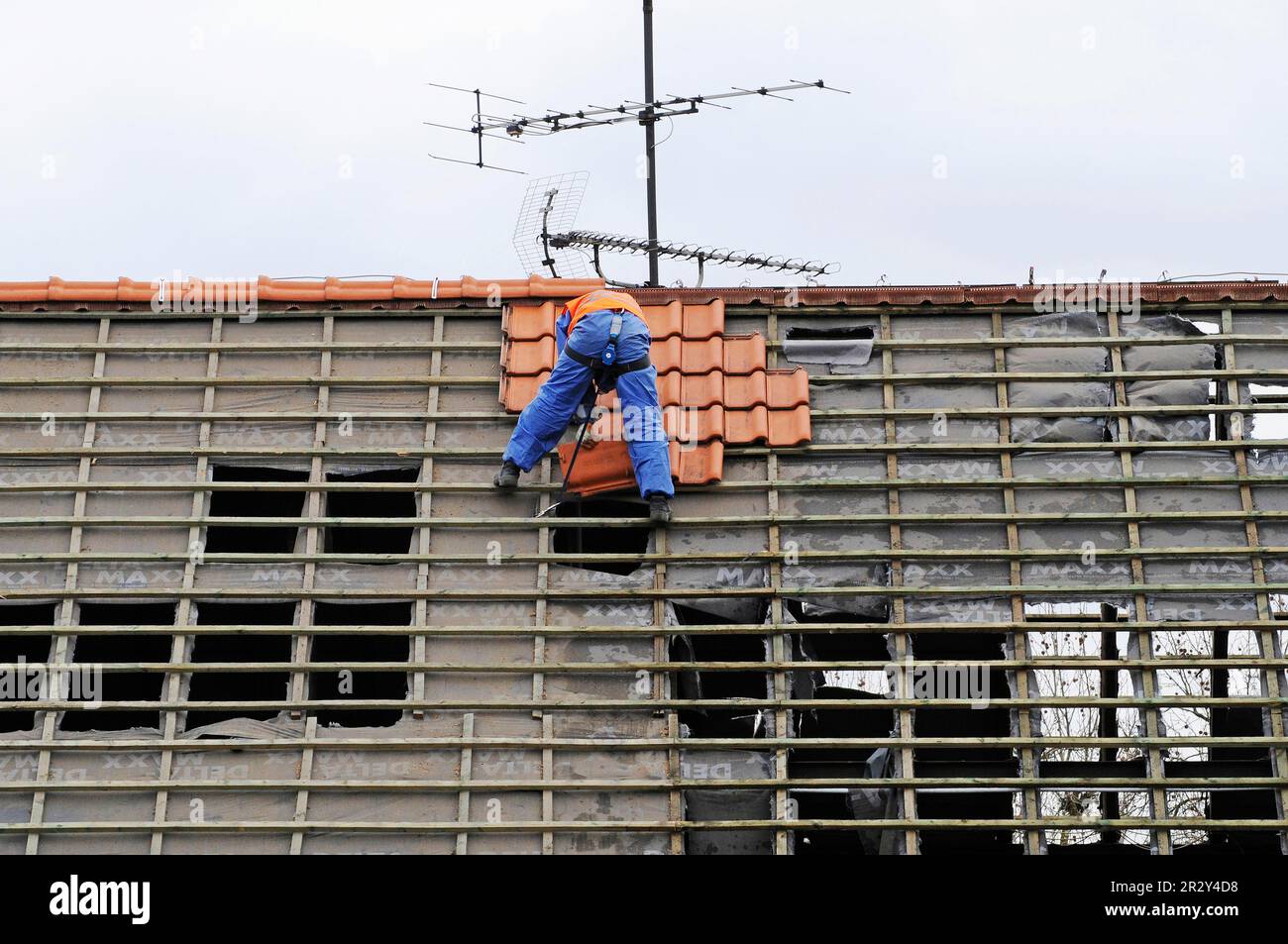 Roofer, roof truss, demolition of a house, construction site, Dortmund ...