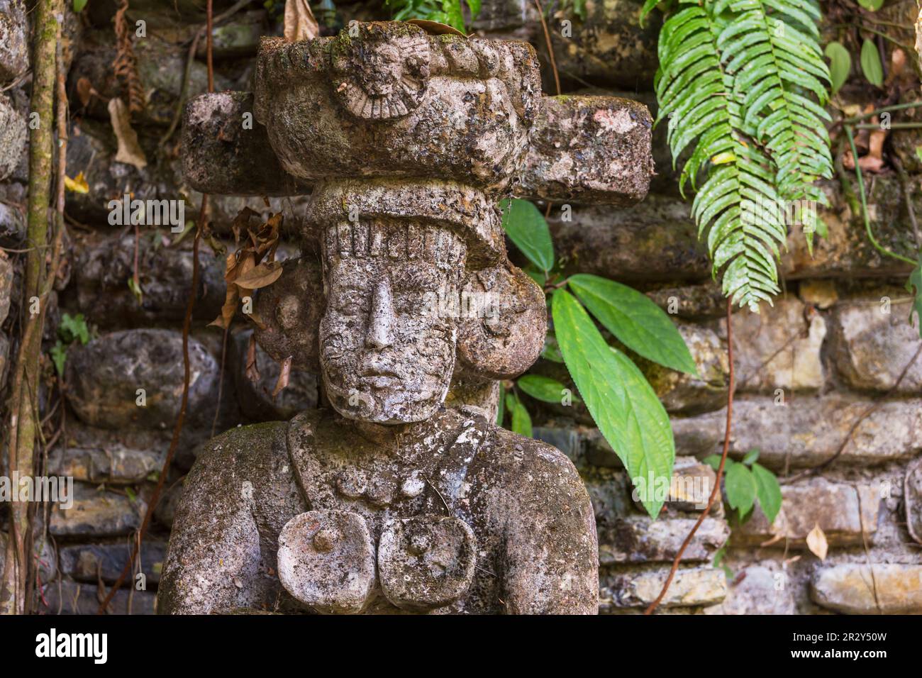 Maya statue in the Honduras Stock Photo - Alamy