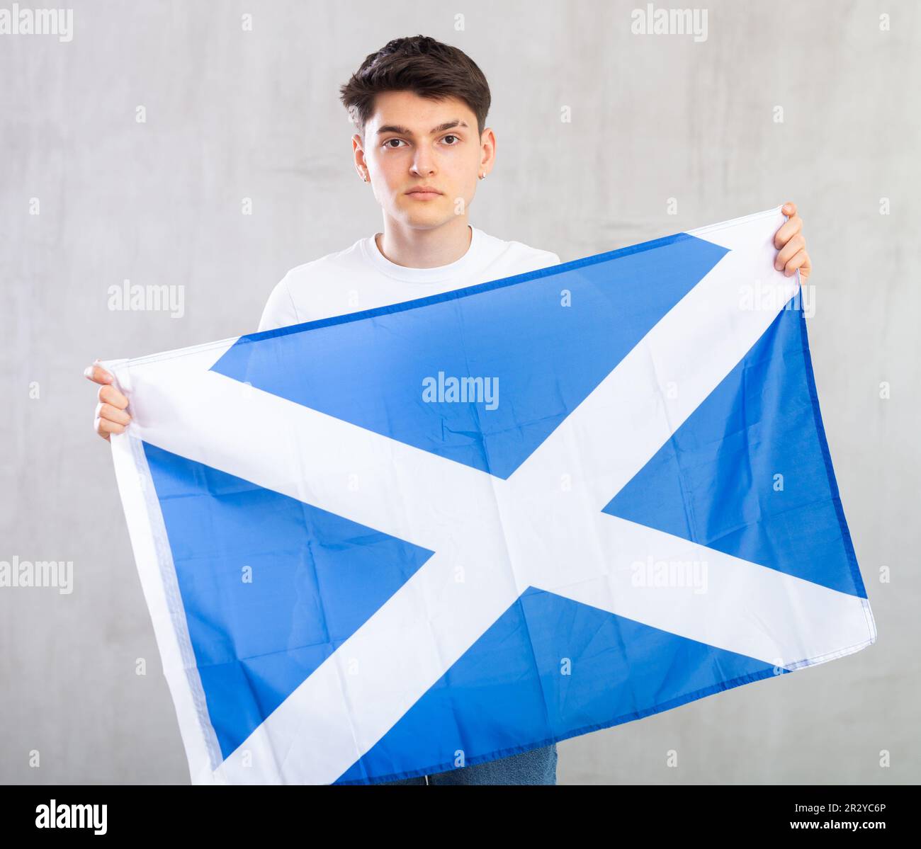 Man holding scottish flag hi-res stock photography and images - Alamy