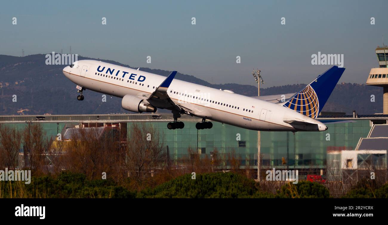 United Airlines Boeing 767-322(ER) N641UA taking off from Barcelona ...