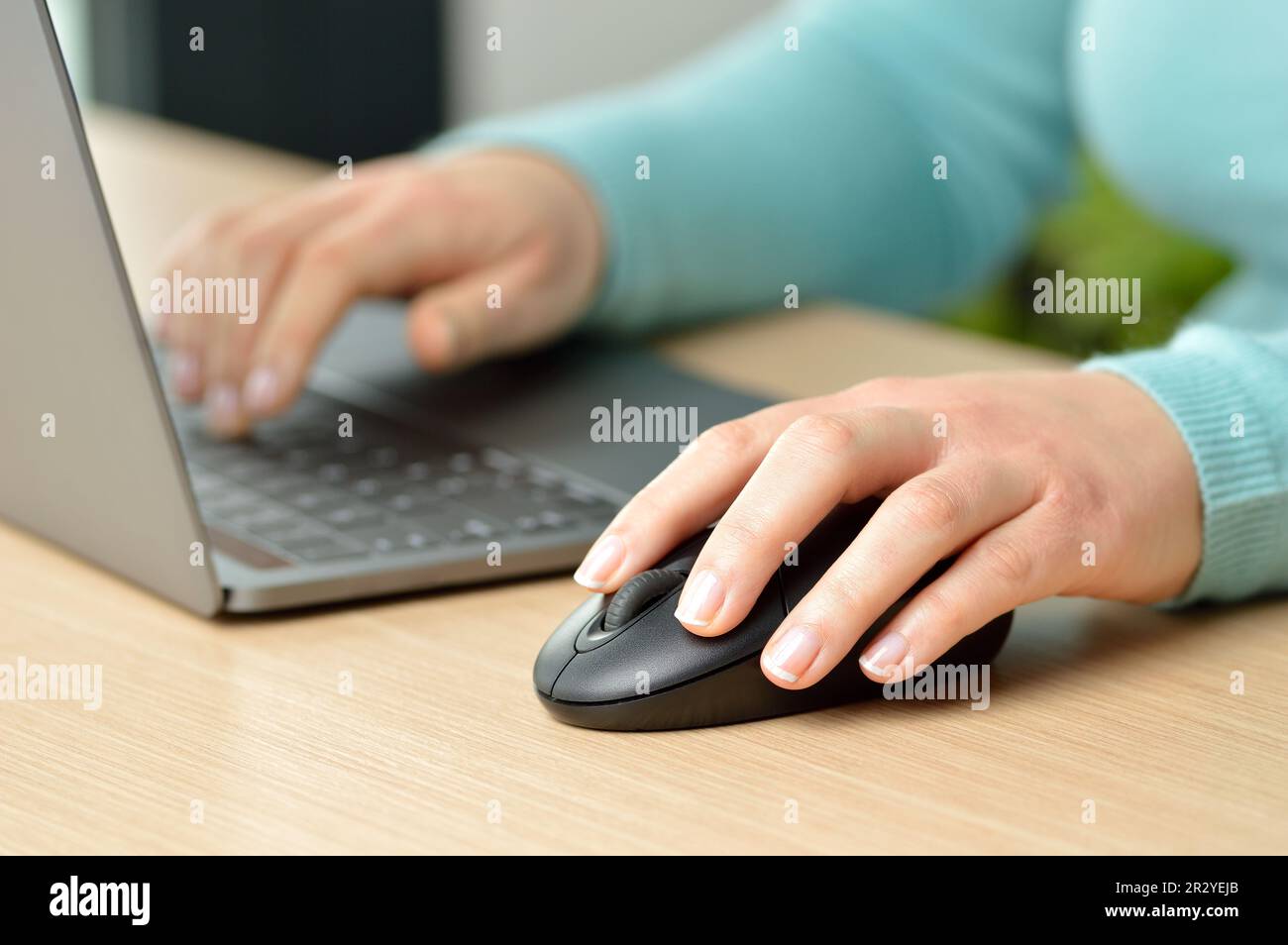Girl working computer mouse hi-res stock photography and images - Alamy