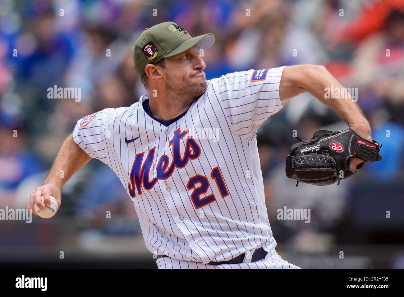New York Mets starting pitcher Max Scherzer (21) throws in the first ...
