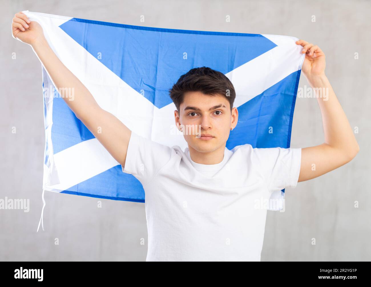 Man holding scottish flag hi-res stock photography and images - Alamy