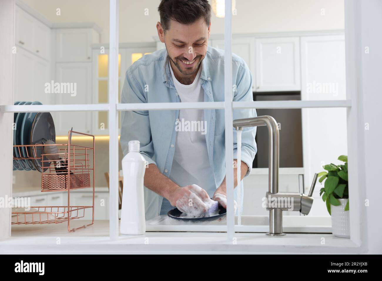 Kitchen from the outside hi-res stock photography and images - Alamy