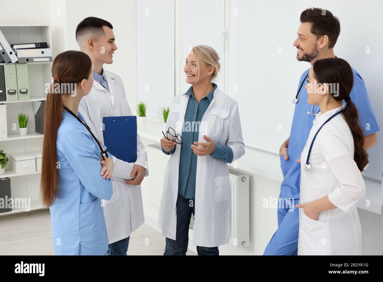Team doctors having discussion hi-res stock photography and images - Alamy