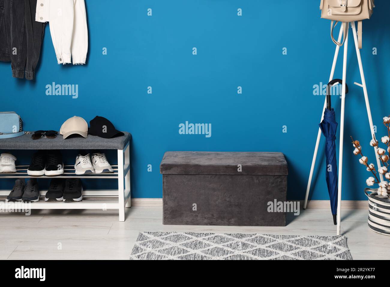Blue wall interior hi-res stock photography and images - Alamy