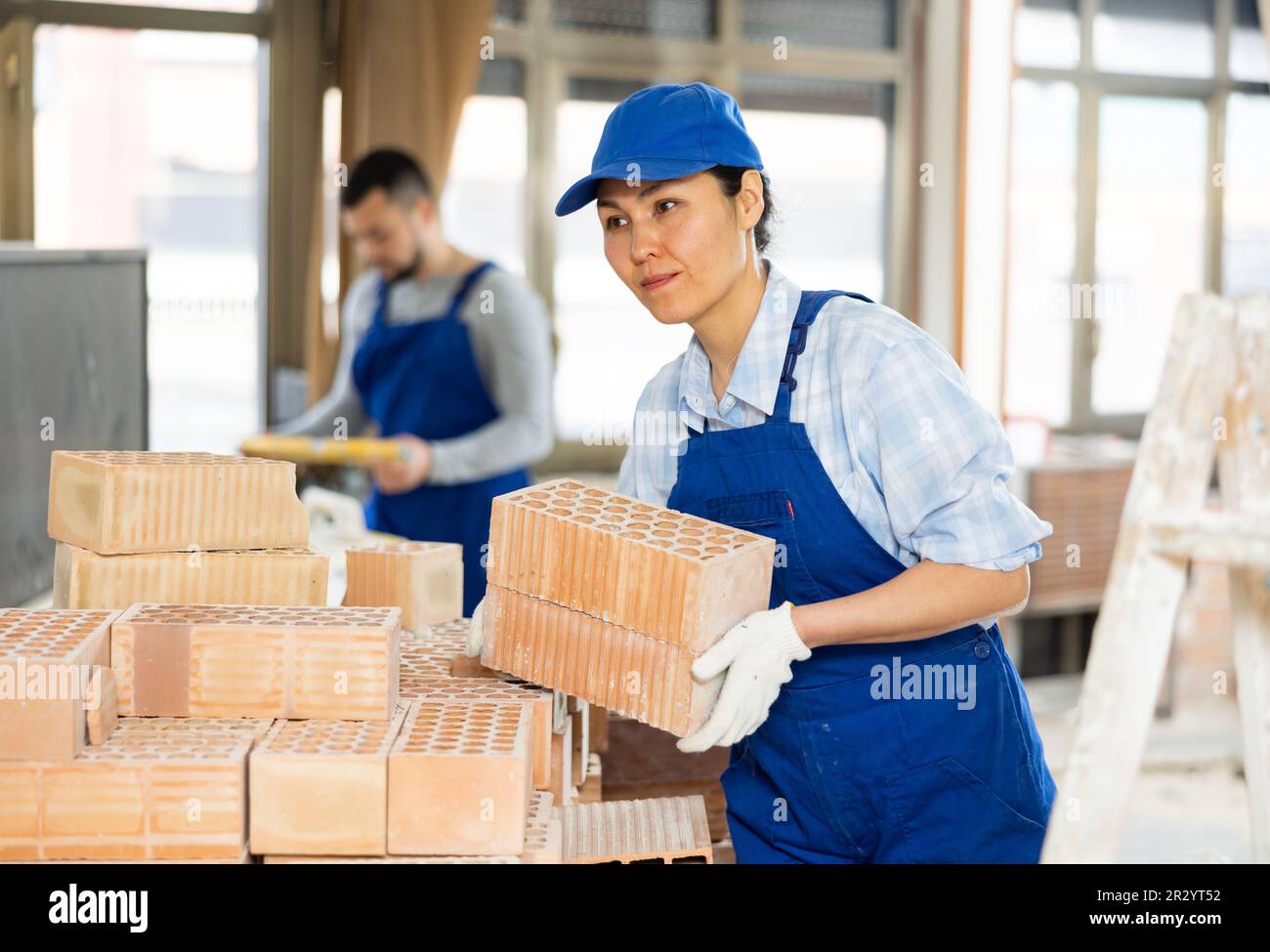 Bricklayer carrying bricks hi-res stock photography and images - Alamy