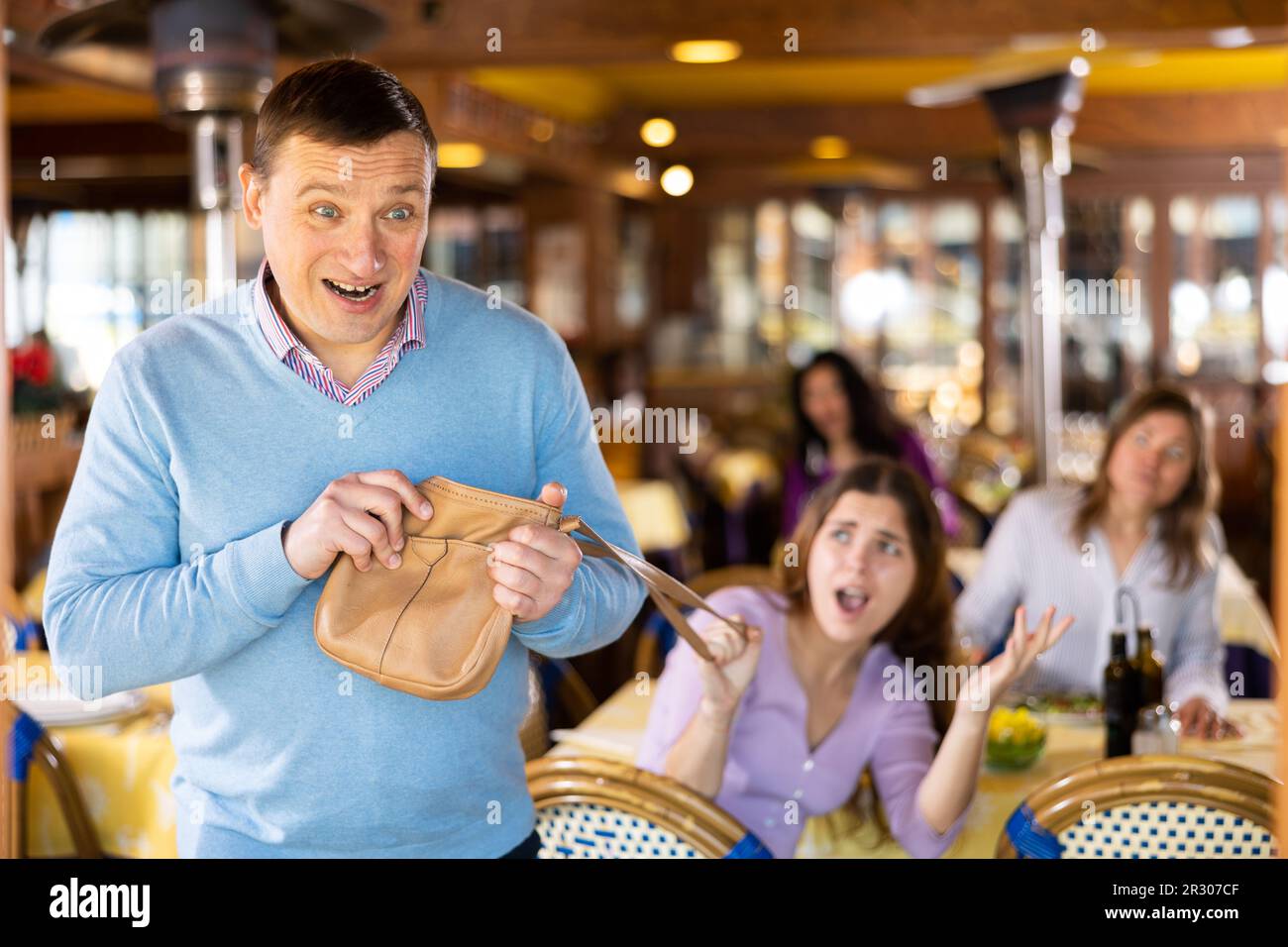 Man stealing from restaurant hi-res stock photography and images - Alamy