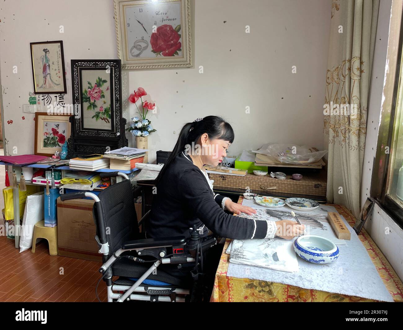 (230522) -- GUIYANG, May 22, 2023 (Xinhua) -- Ling Runzhi paints at her ...