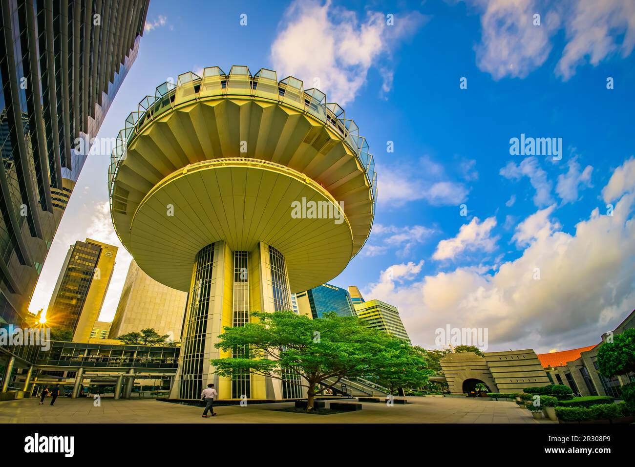 OUE Tower at Collyer Quay Promenade in Singapore Stock Photo - Alamy