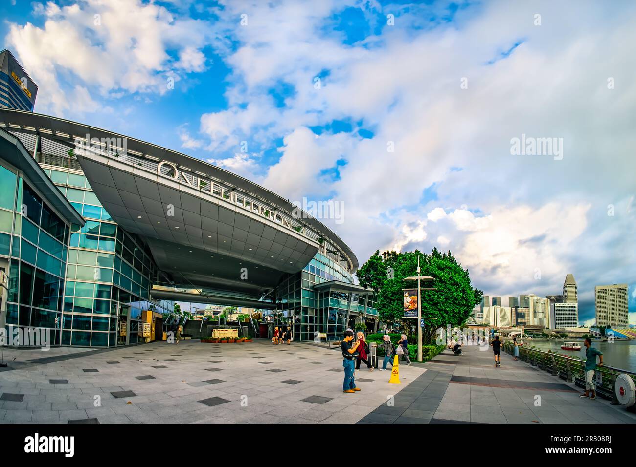 Walk way along One Fullerton and riverside at Marina Bay, Singapore ...
