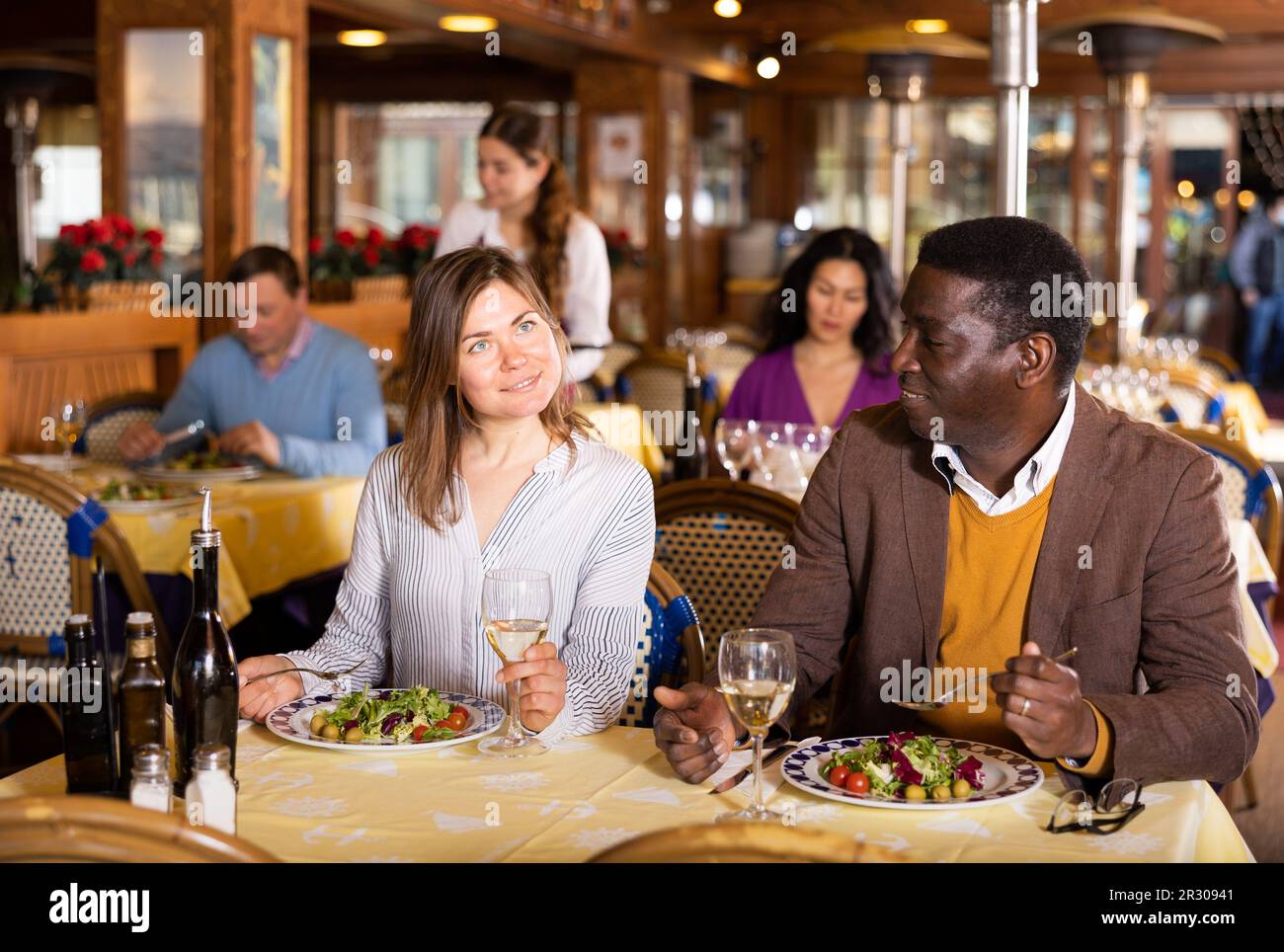 Husband and wife eating and talking in restaurant Stock Photo - Alamy