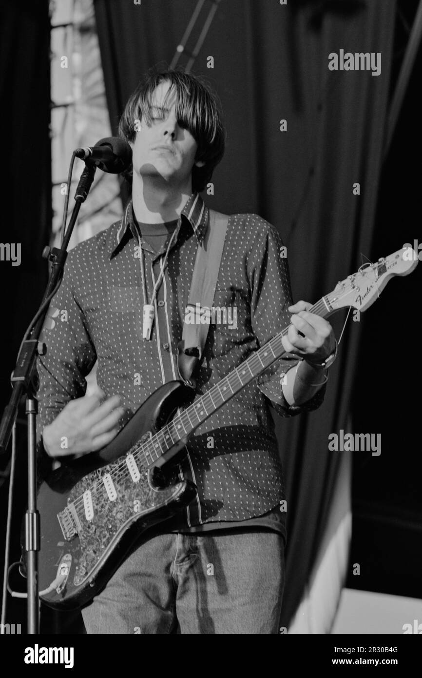 Pavement singer hi-res stock photography and images - Alamy