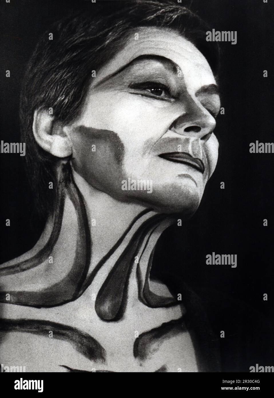 MARIA CASARES in MARIA CASARES: A MULLER QUE VIVIU MIL VIDAS (2022 ...