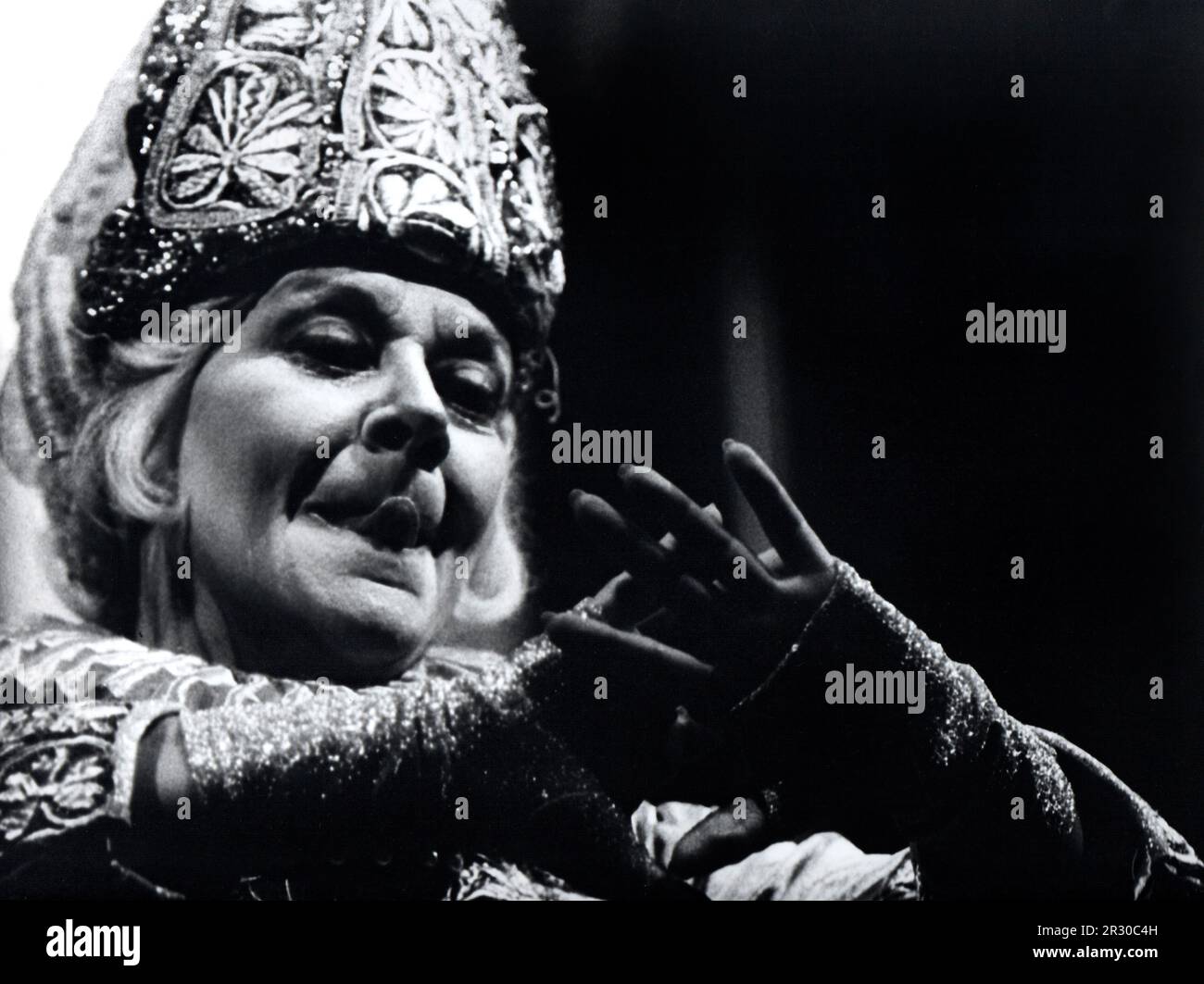 MARIA CASARES in MARIA CASARES: A MULLER QUE VIVIU MIL VIDAS (2022 ...