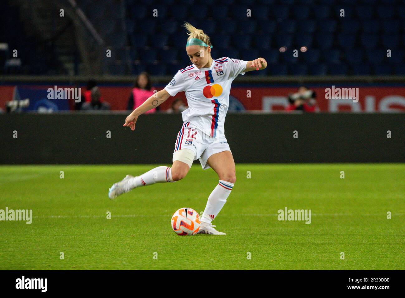 Ellie Carpenter of Olympique Lyonnais controls the ball during the ...