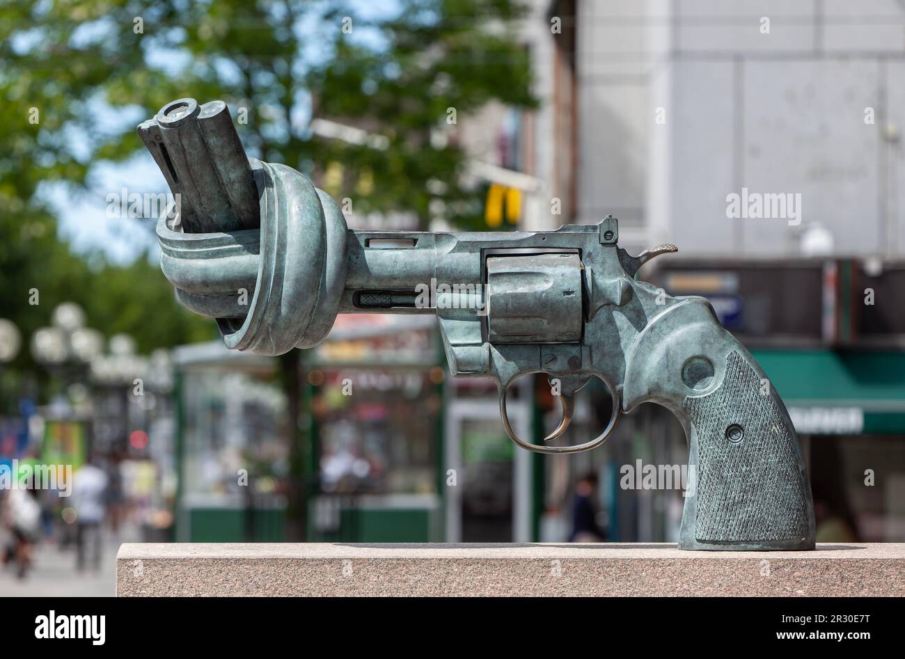 The Knotted Gun non violence sculpture by Carl Fredrik Reutersward in ...