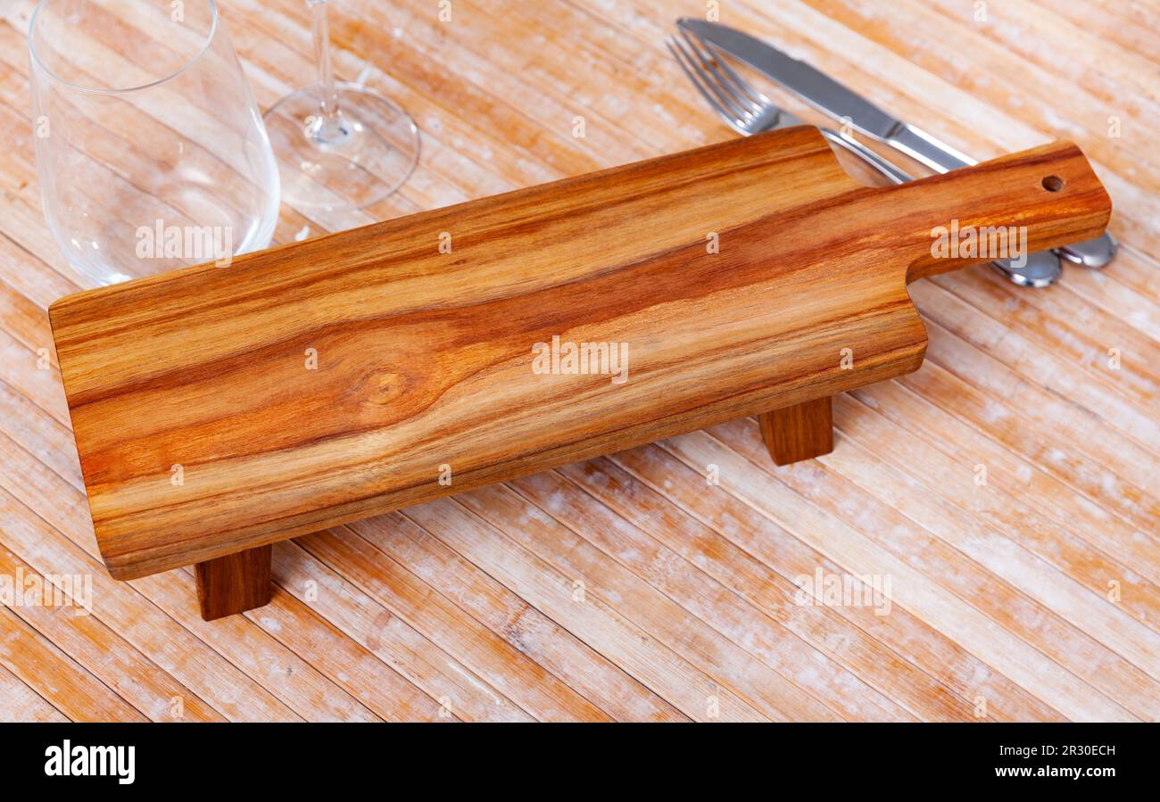 Empty natural wooden board for serving of breakfast Stock Photo - Alamy