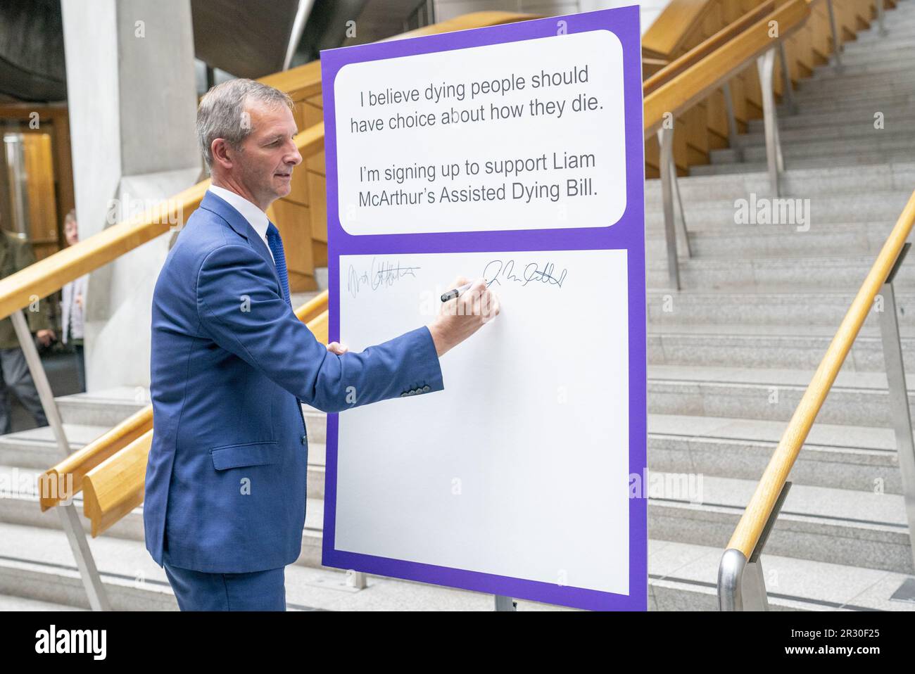 Signing a pledge hi-res stock photography and images - Alamy