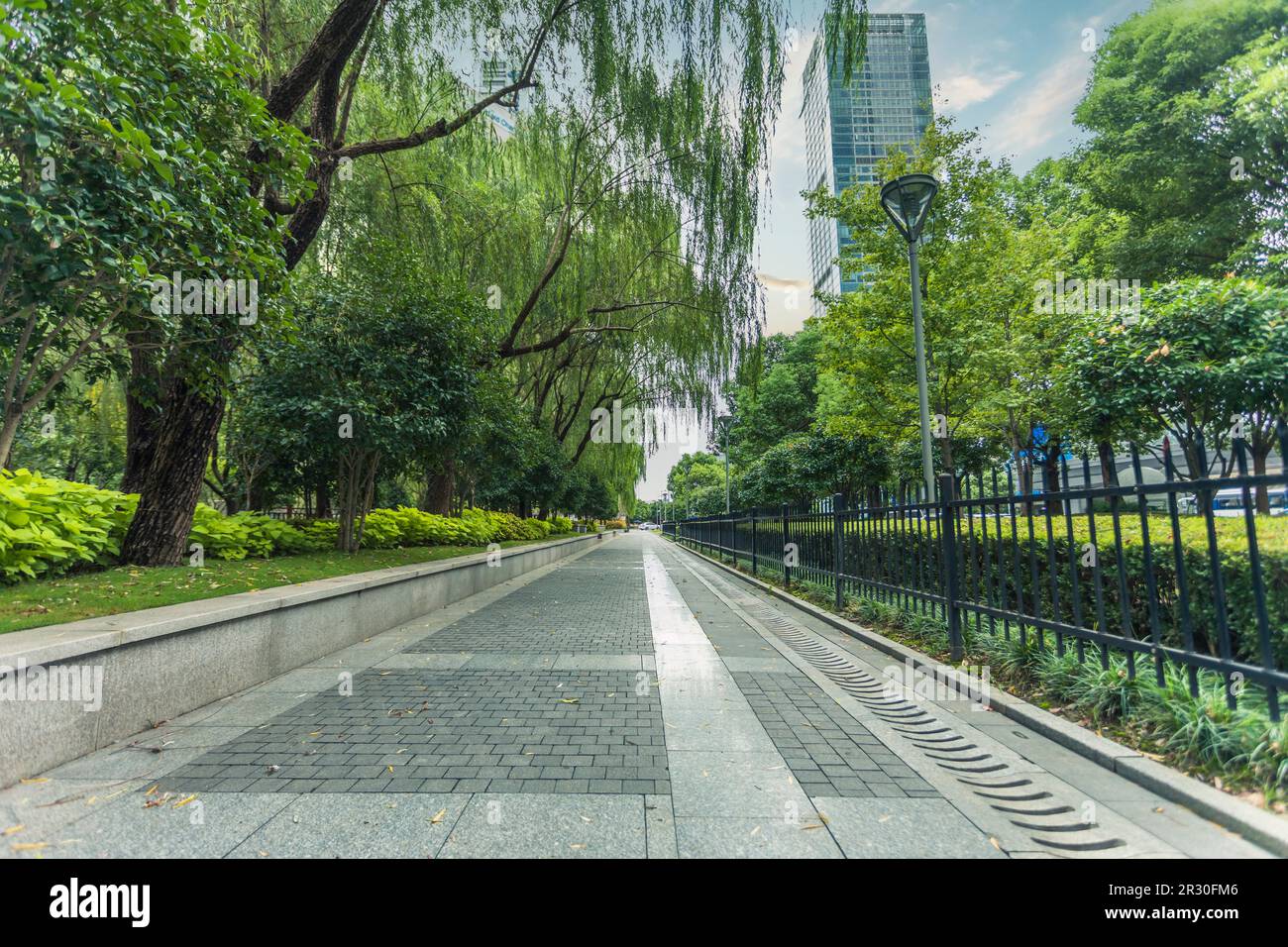 Long straight sidewalk hi-res stock photography and images - Alamy