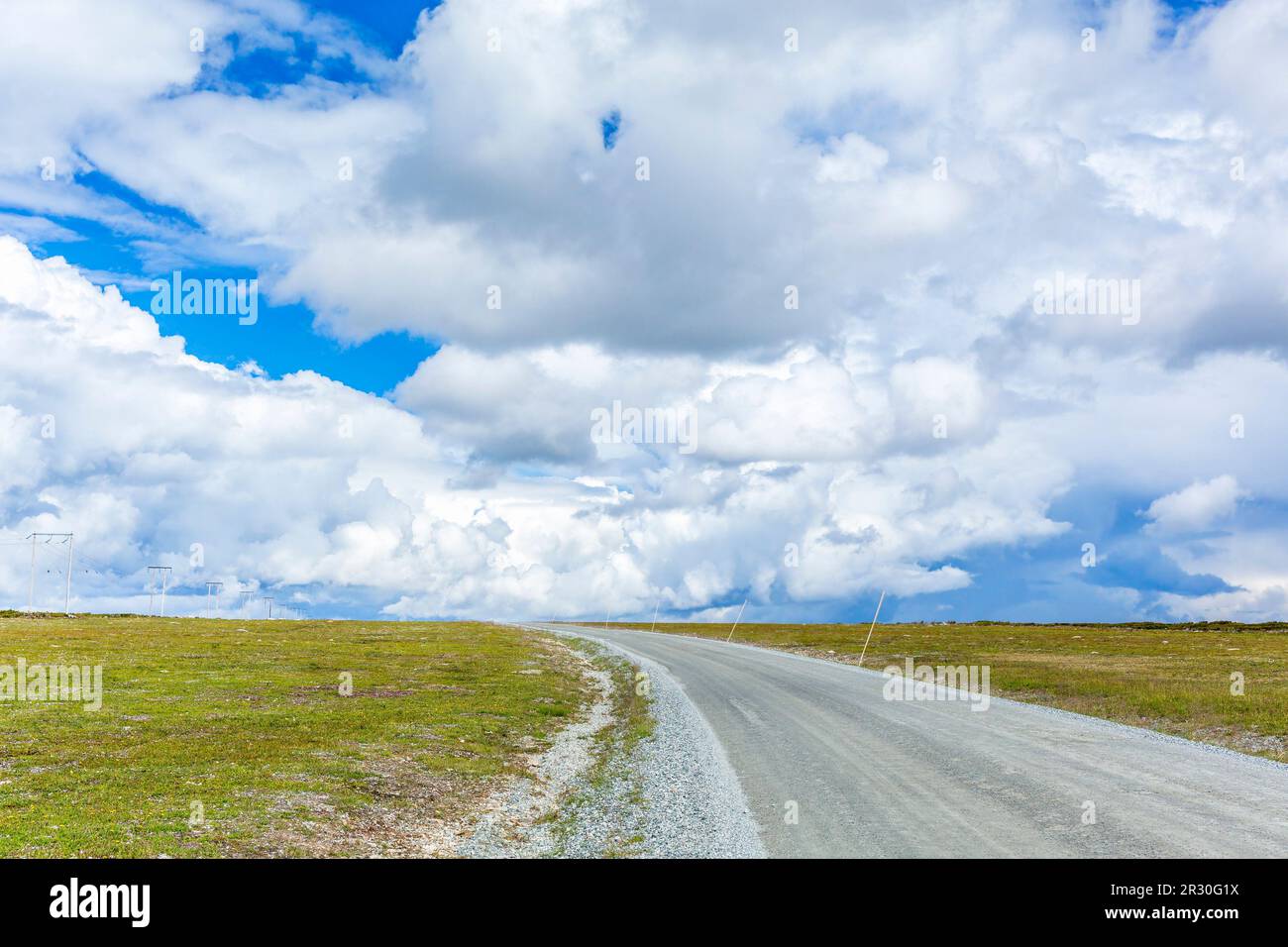 Dirt road to the horizon with clouds in the sky Stock Photo - Alamy