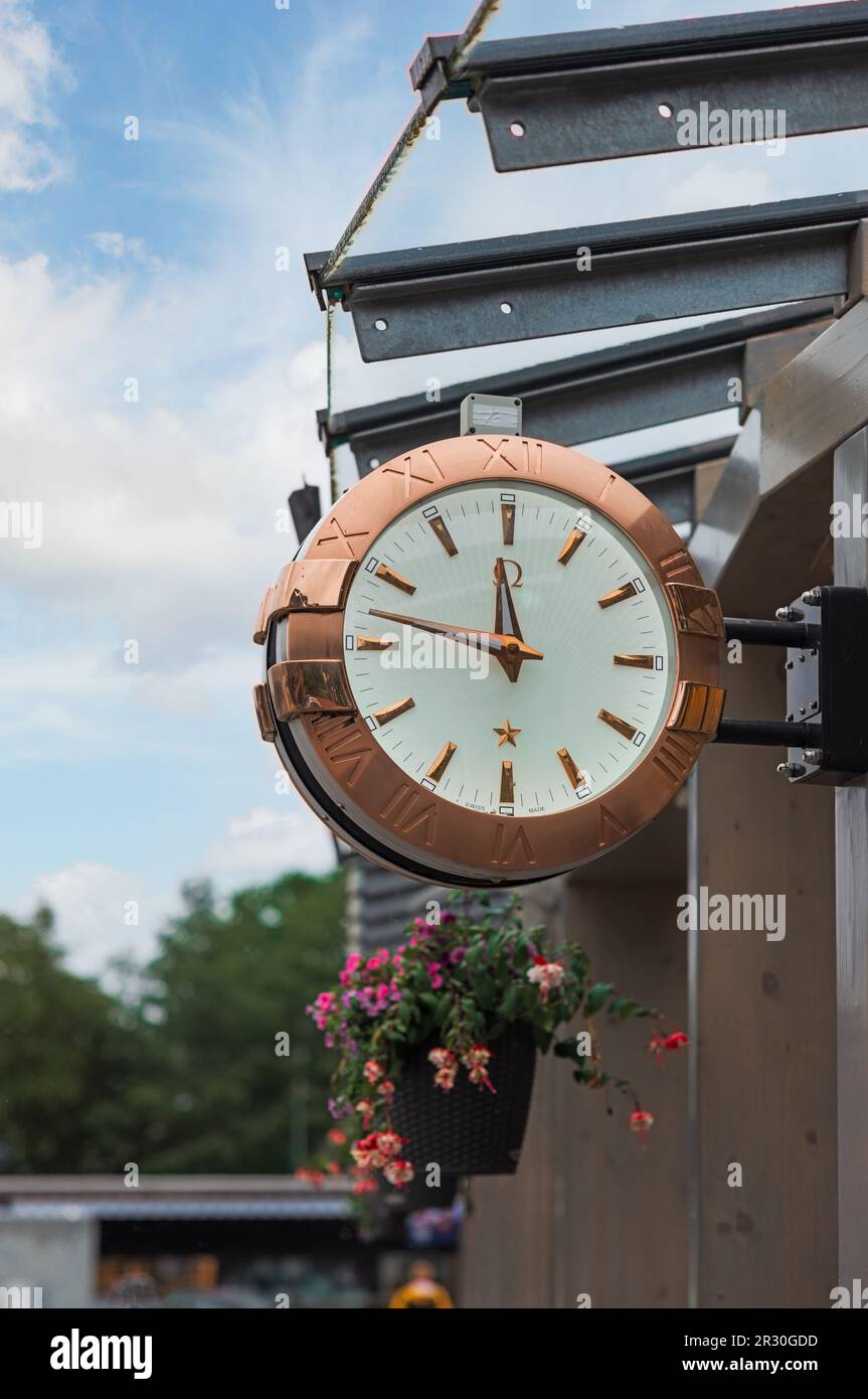 Round hour hi-res stock photography and images - Alamy