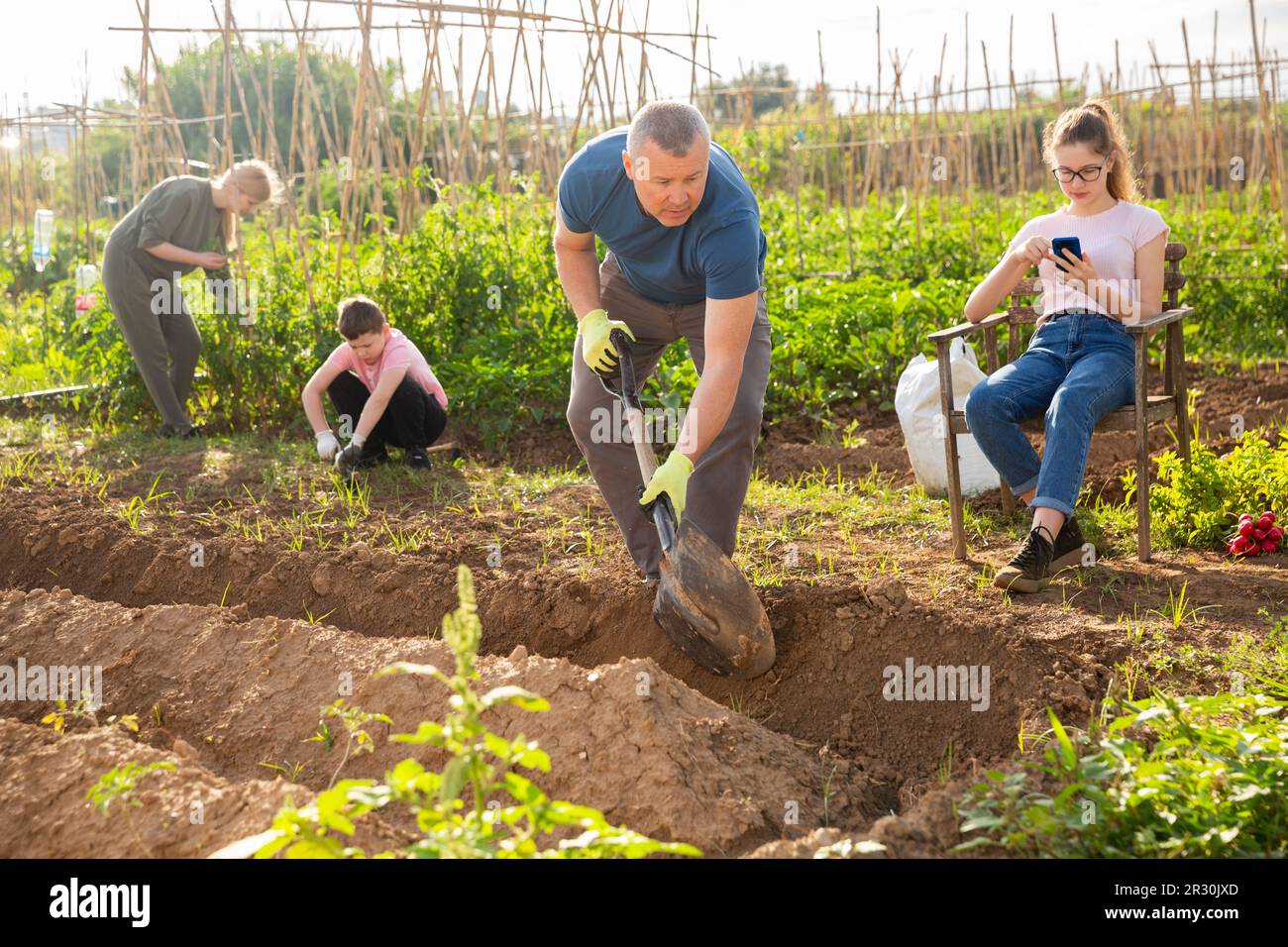 Man digging soil in backyard man hi-res stock photography and images ...