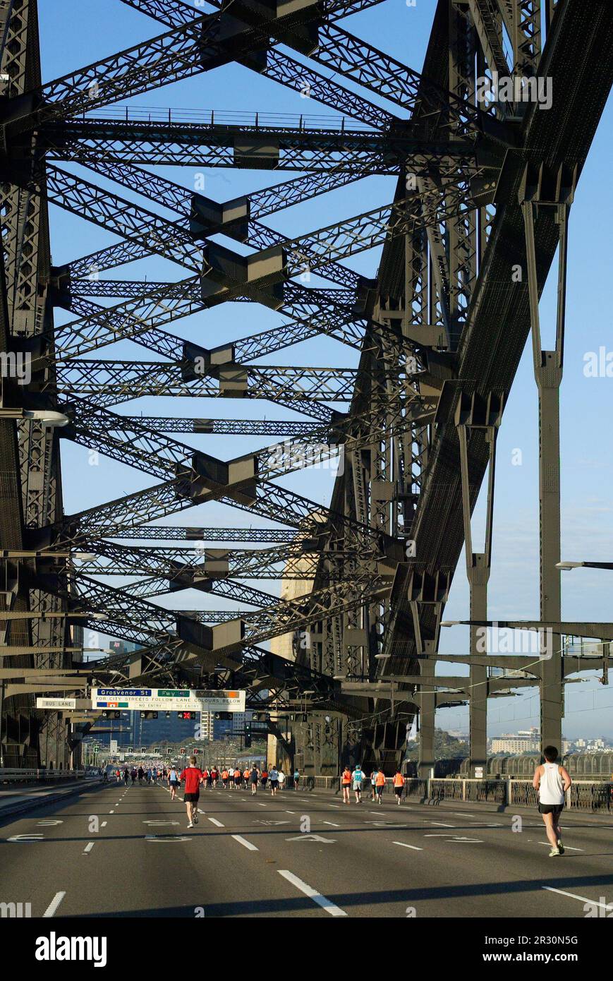The 2006 Blackmores 'Bridge Run' public marathon in Sydney, Australia ...